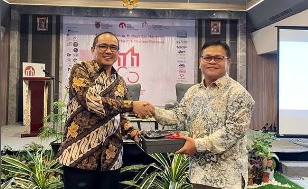 Kadis PUPR Kalsel Terima Penghargaan dari Ikatan Arsitek Indonesia ...