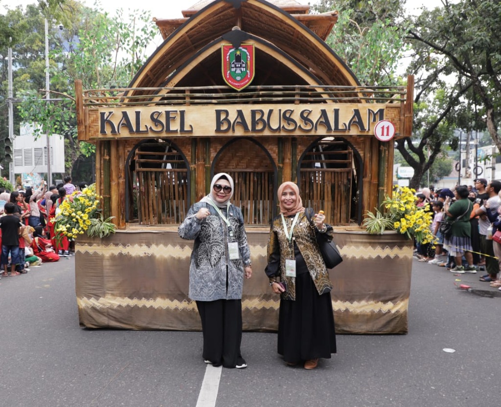 Dekranasda Kalsel Raih Juara Favorit Parade Mobil Hias Kriya dan Budaya ...