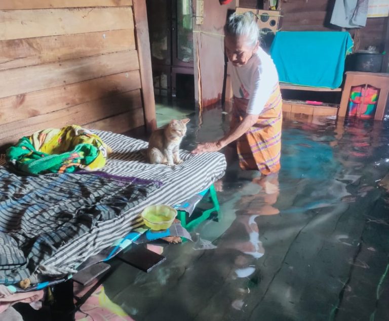 Banjir di Landasan Ulin, Wanita Lansia Enggan Dievakuasi Meski Rumahnya ...
