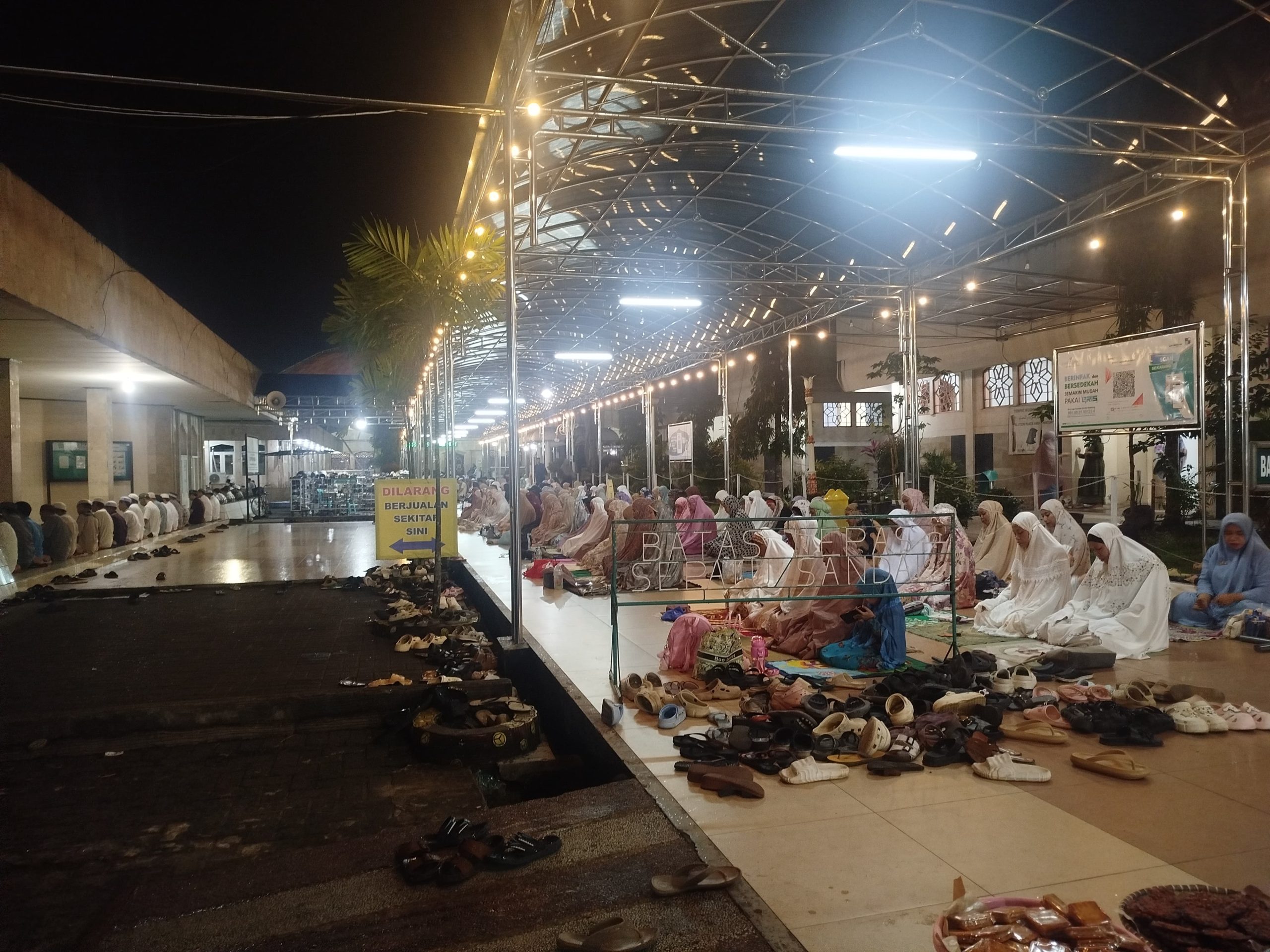 Ribuan Warga Antusias Laksanakan Shalat Tarawih Pertama di Masjid Raya ...