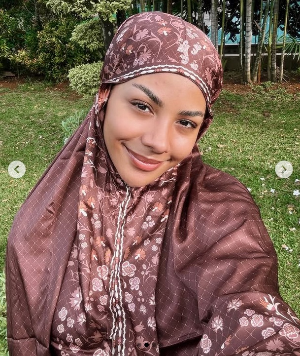 Zsazsa Utari Posting Foto Pakai Mukena Dipuji Cantik oleh Warganet ...