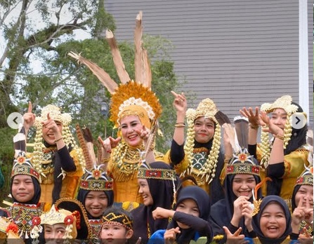 Hari Tari Sedunia di Barabai Meriah! Mama Deden Tampil Mengejutkan di ...