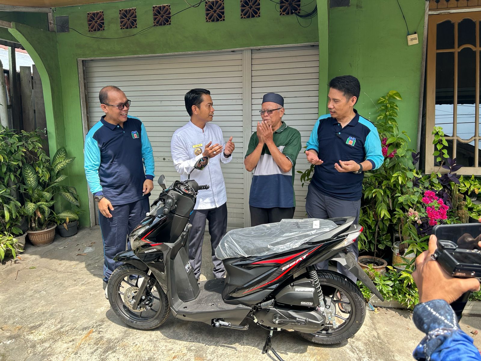 Bayar Tagihan Air Tepat Waktu, Triswanto Raih Hadiah Motor dari PAM ...