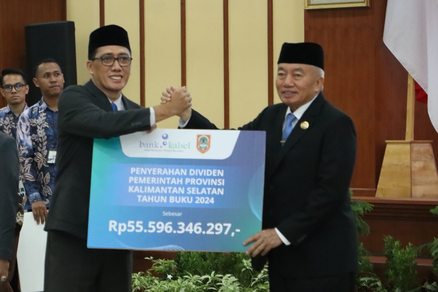Dirut Bank Kalsel Serahkan Dividen Rp55,5 M ke Pemprov Kalsel - Wartabanjar