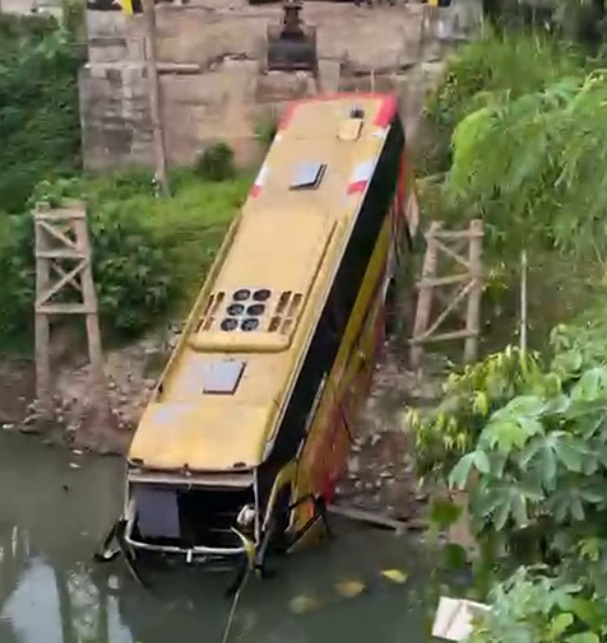 Sopir Terjepit, 3 Orang Dilaporkan Meninggal Dunia Akibat Bis ...