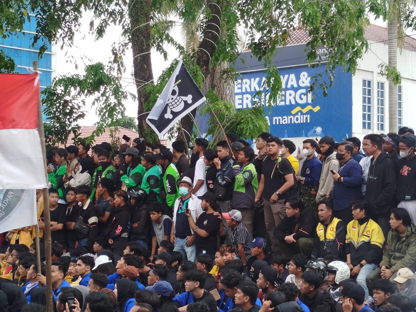 Bendera One Piece Berkibar di Tengah Aksi Demo di Depan DPRD Kalsel ...