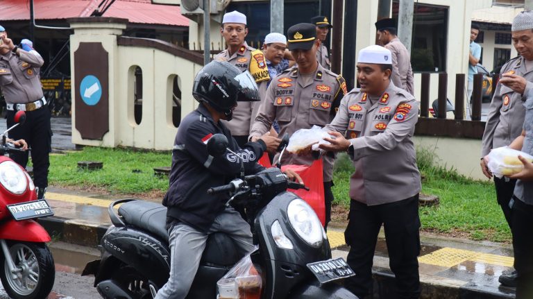 Bukan Razia, Polisi Turun ke Jalan Tebar Takjil Gratis untuk Pengendara ...