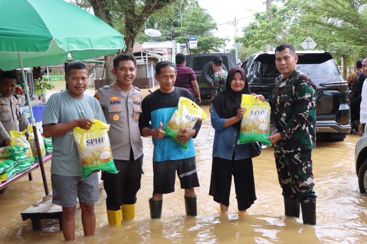 Kapolres dan Dandim Salurkan Bantuan 1 Ton Beras untuk Korban Banjir di ...