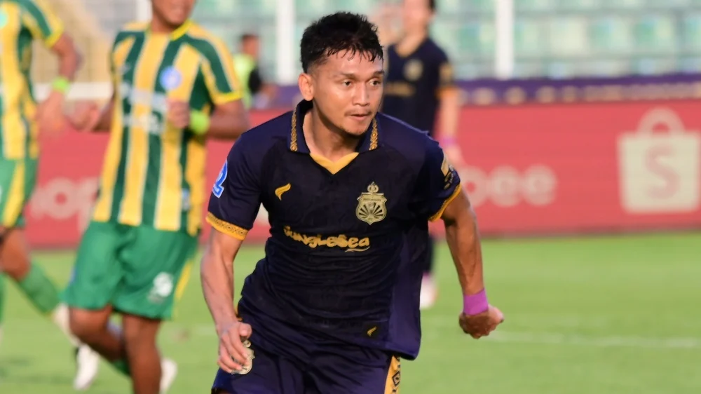 Dendy Sulistyawan Resmi Kenakan Jersey Biru Persela Lamongan - Wartabanjar